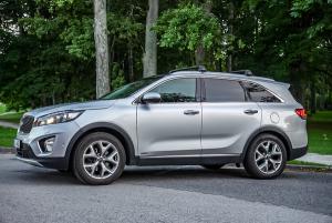 Grey Kia Sorento 2015 in Parnu, with an engine capacity of 2.20 L and mileage of 332 thousand km for 11990 €, photo  on AUTOMOTO.COM.LV
