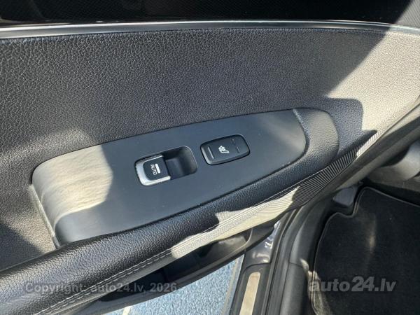 Grey Kia Sorento 2016 in Tallinn, with an engine capacity of 2.20 L and mileage of 141 thousand km for 17990 €, photo 6 on AUTOMOTO.COM.LV