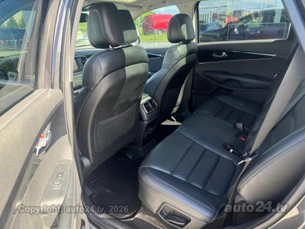 Grey Kia Sorento 2016 in Tallinn, with an engine capacity of 2.20 L and mileage of 141 thousand km for 17990 €, photo 7 on AUTOMOTO.COM.LV