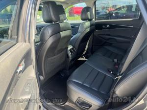 Pelēks Kia Sorento 2016 Tallina, ar dzinēja tilpumu 2.20 L un nobraukumu 141 tūkst. km par 17990 €, foto 8 vietnē AUTOMOTO.COM.LV
