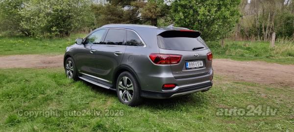 Grey Kia Sorento 2019 in Tallinn, with an engine capacity of 2.20 L and mileage of 164 thousand km for 22500 €, photo 5 on AUTOMOTO.COM.LV