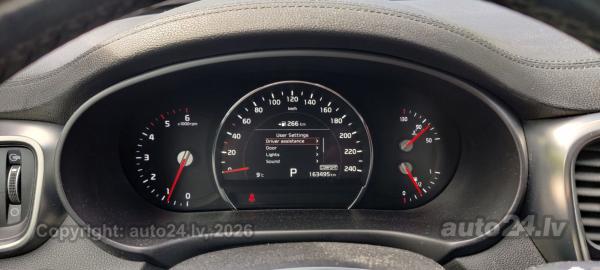 Grey Kia Sorento 2019 in Tallinn, with an engine capacity of 2.20 L and mileage of 164 thousand km for 22500 €, photo 10 on AUTOMOTO.COM.LV