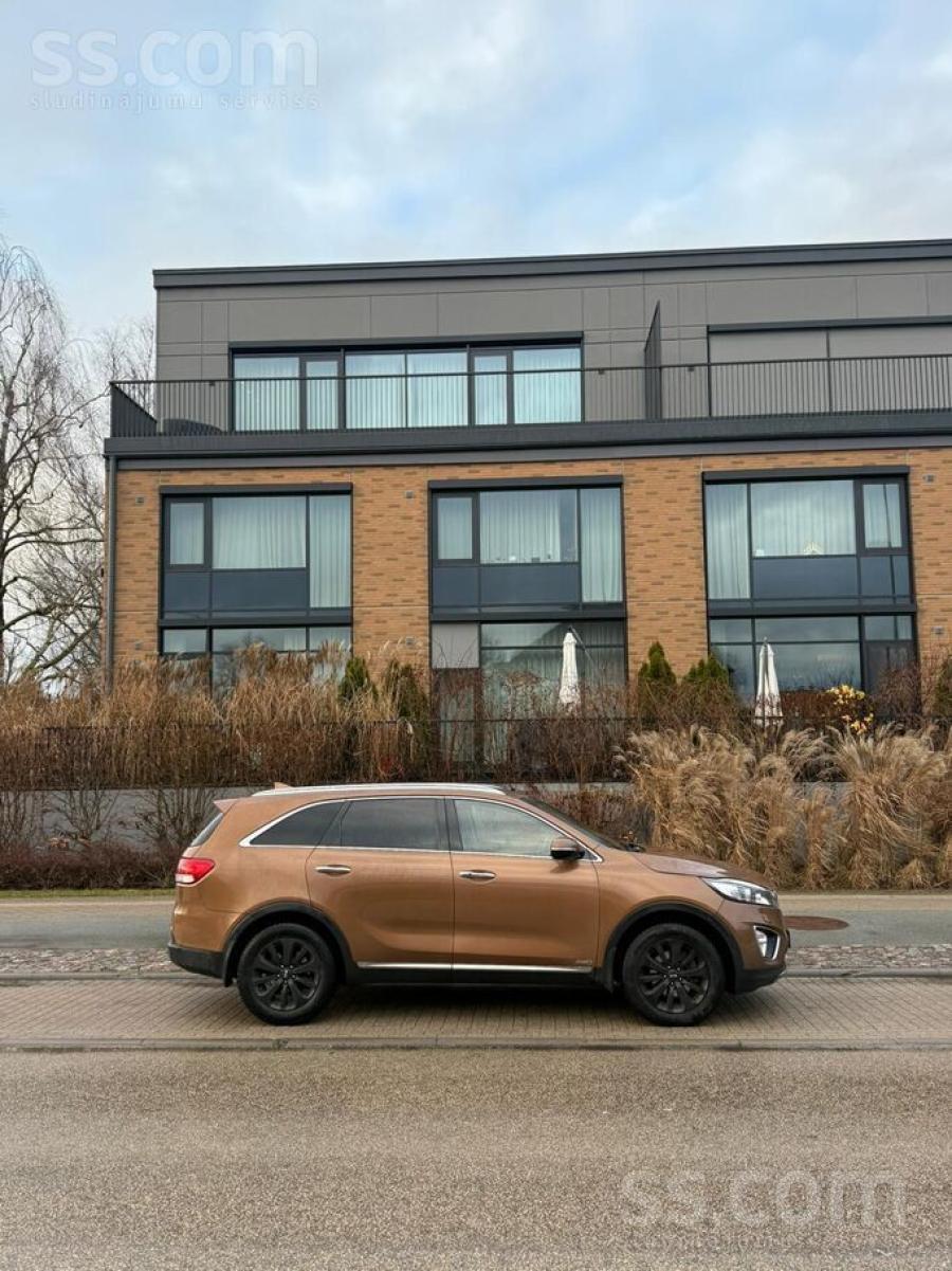 Orange Kia Sorento 2015 in Riga, with an engine capacity of 2.20 L and mileage of 209 thousand km for 12500 €, photo 5 on AUTOMOTO.COM.LV