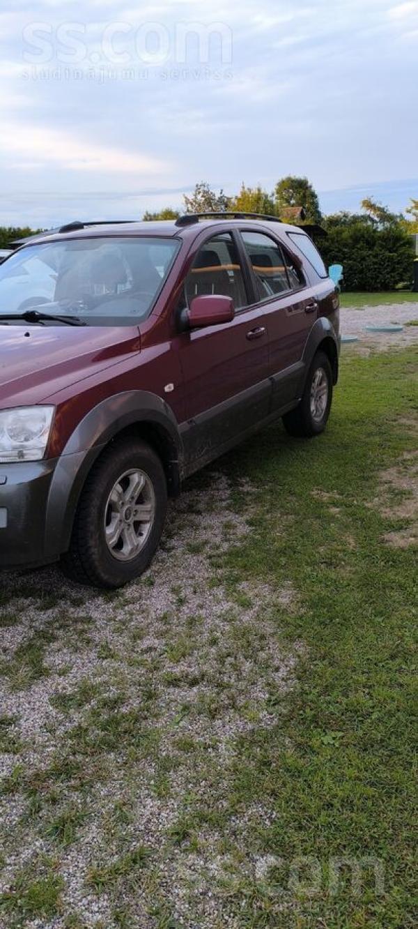 Red Kia Sorento 2005 in Daugavpils, with an engine capacity of 2.50 L and mileage of 222 thousand km for 3000 €, photo 1 on AUTOMOTO.COM.LV