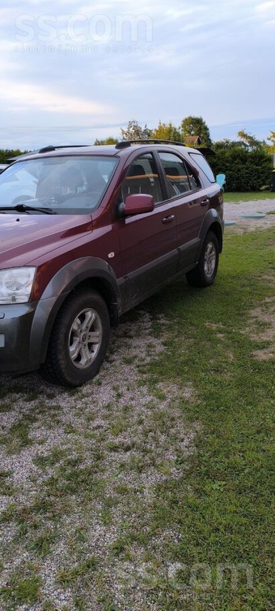 Red Kia Sorento 2005 in Daugavpils, with an engine capacity of 2.50 L and mileage of 222 thousand km for 3000 €, photo 1 on AUTOMOTO.COM.LV