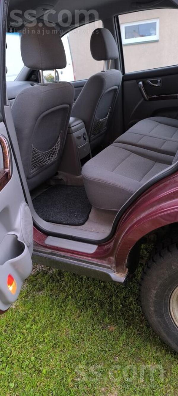 Red Kia Sorento 2005 in Daugavpils, with an engine capacity of 2.50 L and mileage of 222 thousand km for 3000 €, photo 5 on AUTOMOTO.COM.LV