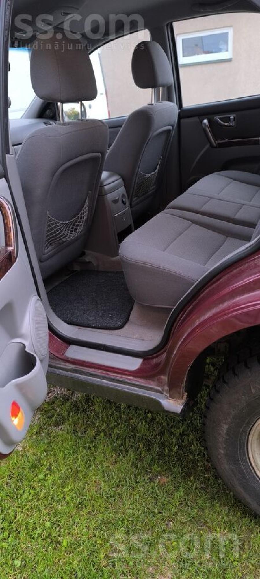 Red Kia Sorento 2005 in Daugavpils, with an engine capacity of 2.50 L and mileage of 222 thousand km for 3000 €, photo 6 on AUTOMOTO.COM.LV