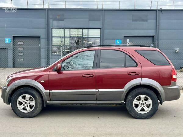 Red Kia Sorento 2006 in Silute, with an engine capacity of 2.50 L and mileage of 274 thousand km for 2500 €, photo 5 on AUTOMOTO.COM.LV