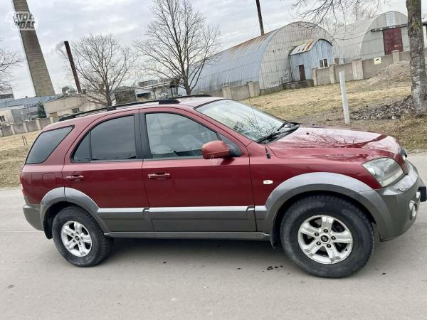 Red Kia Sorento 2006 in Silute, with an engine capacity of 2.50 L and mileage of 274 thousand km for 2500 €, photo 9 on AUTOMOTO.COM.LV