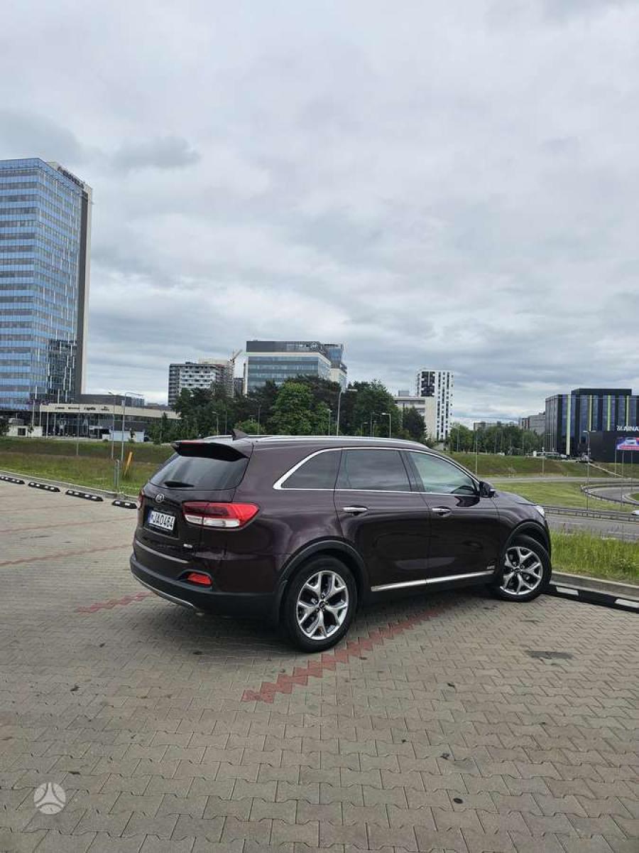 Red Kia Sorento 2016 in Vilnius, with an engine capacity of 2.20 L and mileage of 233 thousand km for 15555 €, photo 4 on AUTOMOTO.COM.LV