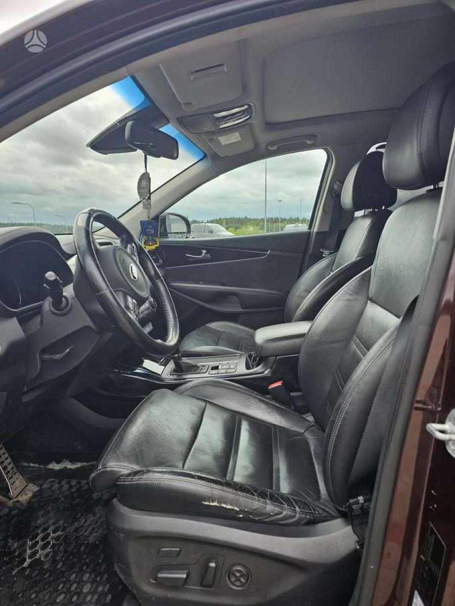 Red Kia Sorento 2016 in Vilnius, with an engine capacity of 2.20 L and mileage of 233 thousand km for 15555 €, photo 8 on AUTOMOTO.COM.LV