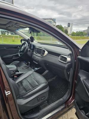 Red Kia Sorento 2016 in Vilnius, with an engine capacity of 2.20 L and mileage of 233 thousand km for 15555 €, photo 11 on AUTOMOTO.COM.LV