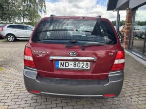 Red Kia Sorento 2010 in Talsi, with an engine capacity of 2.50 L and mileage of 259 thousand km for 2770 €, photo 4 on AUTOMOTO.COM.LV