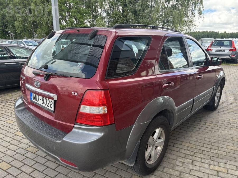 Red Kia Sorento 2010 in Talsi, with an engine capacity of 2.50 L and mileage of 259 thousand km for 2770 €, photo 5 on AUTOMOTO.COM.LV