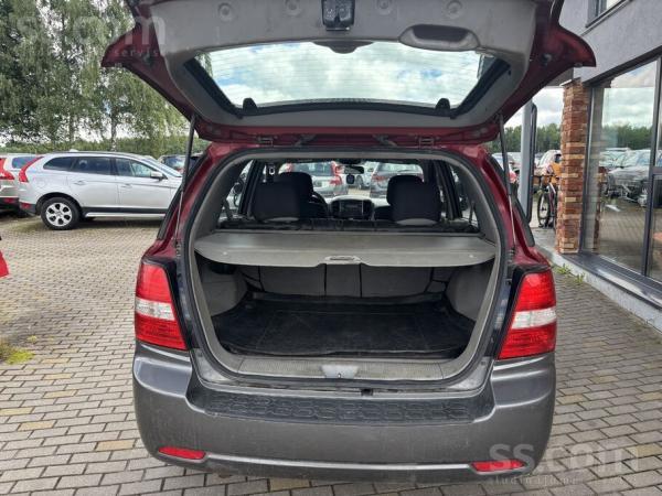 Red Kia Sorento 2010 in Talsi, with an engine capacity of 2.50 L and mileage of 259 thousand km for 2770 €, photo 5 on AUTOMOTO.COM.LV