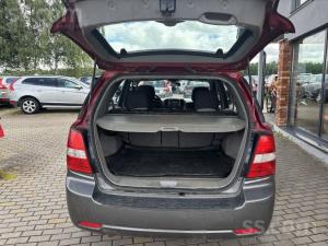 Red Kia Sorento 2010 in Talsi, with an engine capacity of 2.50 L and mileage of 259 thousand km for 2770 €, photo 6 on AUTOMOTO.COM.LV