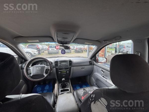 Red Kia Sorento 2010 in Talsi, with an engine capacity of 2.50 L and mileage of 259 thousand km for 2770 €, photo 9 on AUTOMOTO.COM.LV