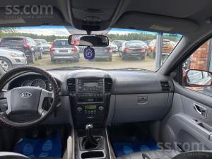 Red Kia Sorento 2010 in Talsi, with an engine capacity of 2.50 L and mileage of 259 thousand km for 2770 €, photo 11 on AUTOMOTO.COM.LV