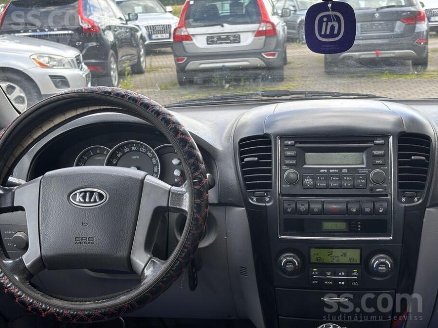 Red Kia Sorento 2010 in Talsi, with an engine capacity of 2.50 L and mileage of 259 thousand km for 2770 €, photo 12 on AUTOMOTO.COM.LV