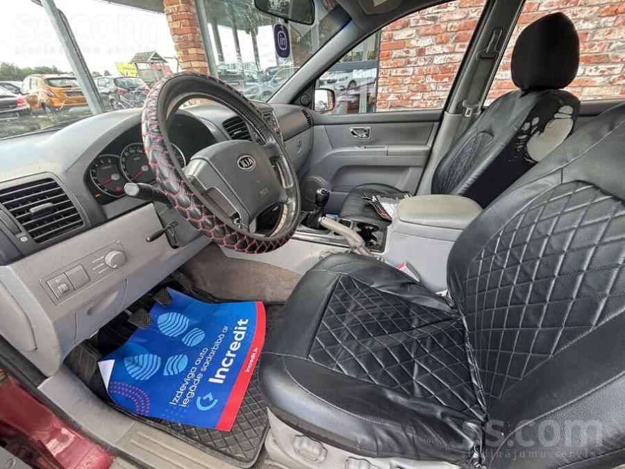 Red Kia Sorento 2010 in Talsi, with an engine capacity of 2.50 L and mileage of 259 thousand km for 2770 €, photo 13 on AUTOMOTO.COM.LV