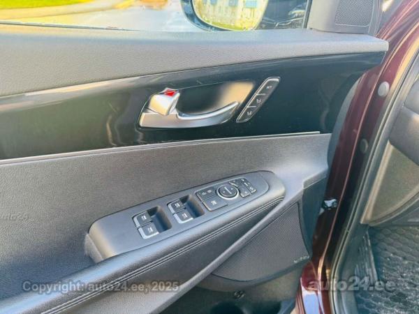 Red Kia Sorento 2015 in Tallinn, with an engine capacity of 2.20 L and mileage of 231 thousand km for 12999 €, photo 11 on AUTOMOTO.COM.LV