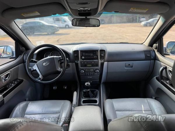Kia Sorento 2006 in Narva, with an engine capacity of 2.50 L and mileage of 218 thousand km for 2890 €, photo 6 on AUTOMOTO.COM.LV