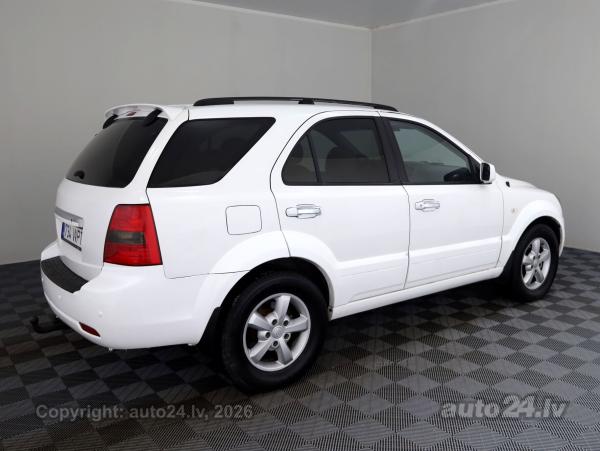 White Kia Sorento 2006 in Tallinn, with an engine capacity of 2.50 L and mileage of 225 thousand km for 2799 €, photo 3 on AUTOMOTO.COM.LV