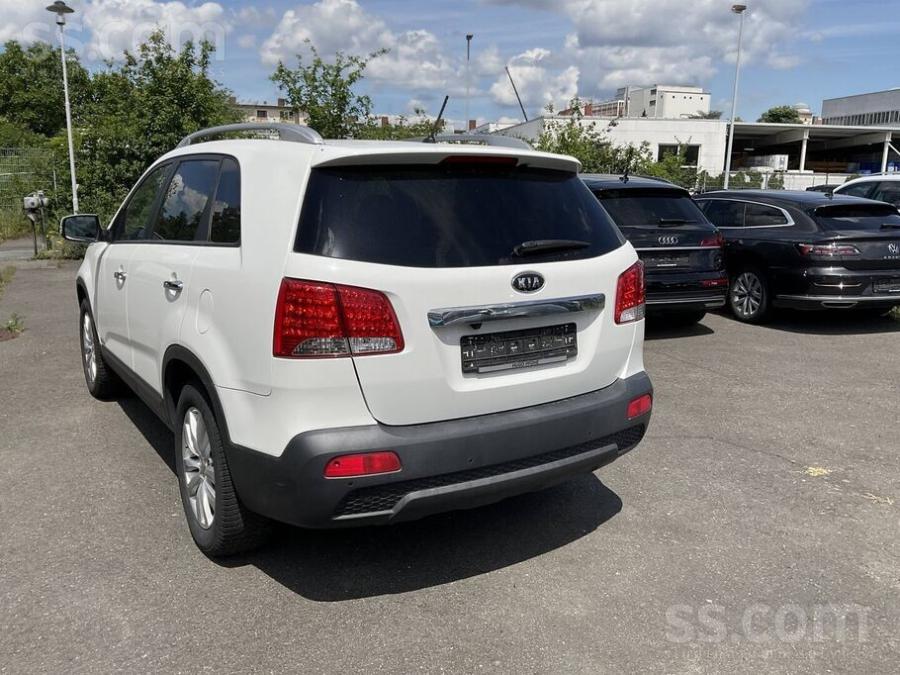 Balts Kia Sorento 2010 Rīga, ar dzinēja tilpumu 2.20 L un nobraukumu 241 tūkst. km par 7500 €, foto 4 vietnē AUTOMOTO.COM.LV
