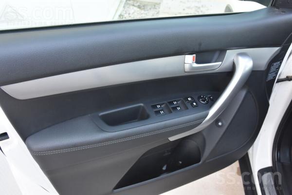 Balts Kia Sorento 2010 Rīga, ar dzinēja tilpumu 2.20 L un nobraukumu 241 tūkst. km par 7700 €, foto 10 vietnē AUTOMOTO.COM.LV