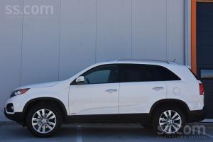 White Kia Sorento 2010 in Riga, with an engine capacity of 2.20 L and mileage of 241 thousand km for 7450 €, photo 3 on AUTOMOTO.COM.LV