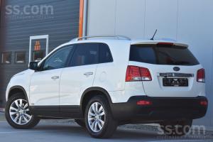White Kia Sorento 2010 in Riga, with an engine capacity of 2.20 L and mileage of 241 thousand km for 7450 €, photo 4 on AUTOMOTO.COM.LV