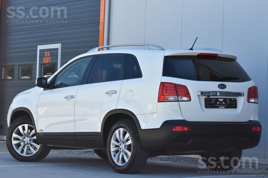 White Kia Sorento 2010 in Riga, with an engine capacity of 2.20 L and mileage of 241 thousand km for 7450 €, photo 4 on AUTOMOTO.COM.LV