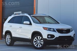 White Kia Sorento 2010 in Riga, with an engine capacity of 2.20 L and mileage of 241 thousand km for 7450 €, photo 5 on AUTOMOTO.COM.LV
