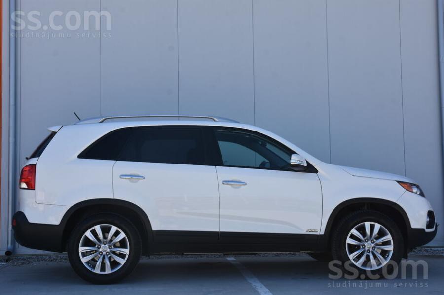 White Kia Sorento 2010 in Riga, with an engine capacity of 2.20 L and mileage of 241 thousand km for 7450 €, photo 6 on AUTOMOTO.COM.LV