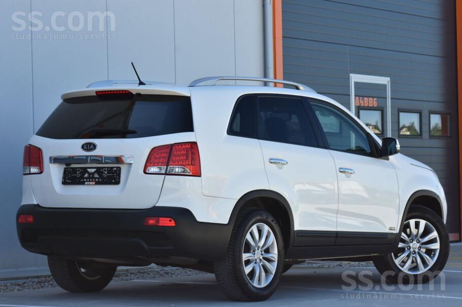 White Kia Sorento 2010 in Riga, with an engine capacity of 2.20 L and mileage of 241 thousand km for 7450 €, photo 7 on AUTOMOTO.COM.LV