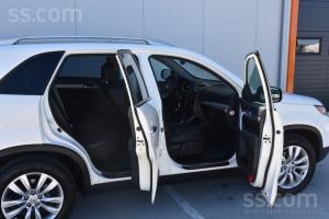 White Kia Sorento 2010 in Riga, with an engine capacity of 2.20 L and mileage of 241 thousand km for 7450 €, photo 8 on AUTOMOTO.COM.LV