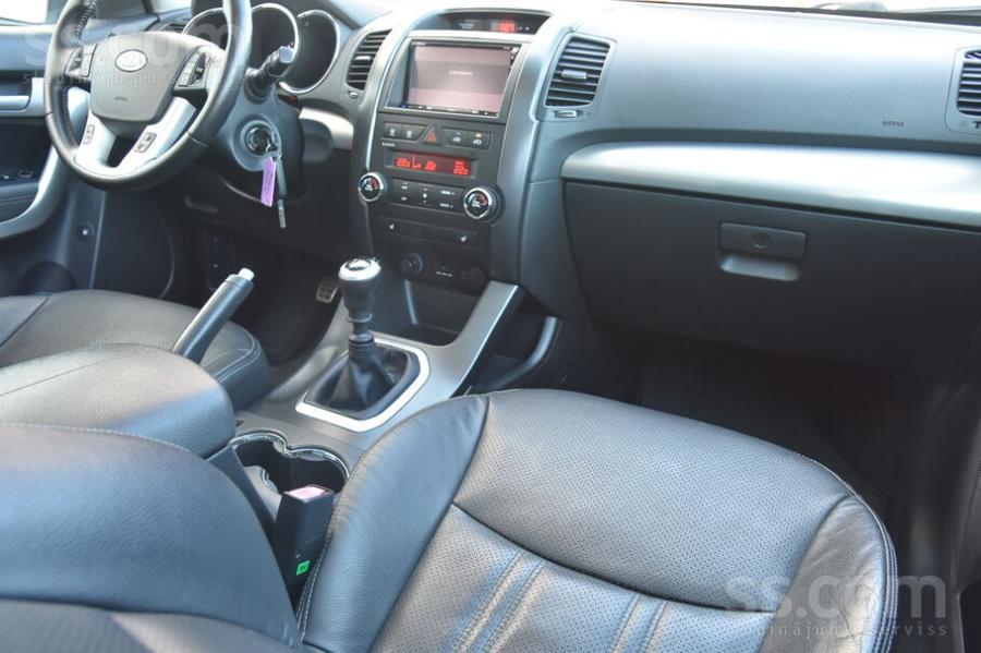 White Kia Sorento 2010 in Riga, with an engine capacity of 2.20 L and mileage of 241 thousand km for 7450 €, photo 9 on AUTOMOTO.COM.LV
