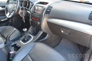 White Kia Sorento 2010 in Riga, with an engine capacity of 2.20 L and mileage of 241 thousand km for 7450 €, photo 13 on AUTOMOTO.COM.LV