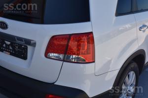 White Kia Sorento 2010 in Riga, with an engine capacity of 2.20 L and mileage of 241 thousand km for 7450 €, photo 30 on AUTOMOTO.COM.LV