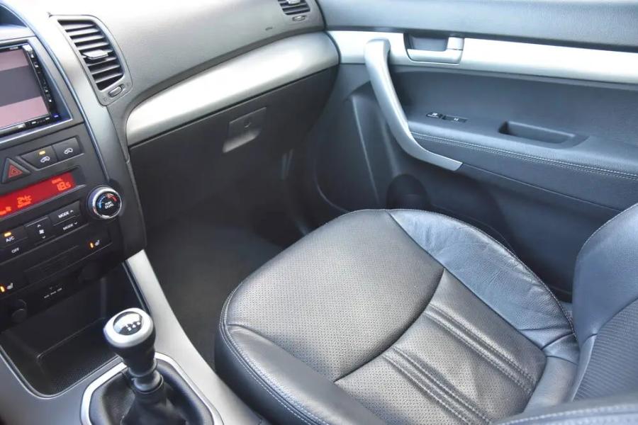 Balts Kia Sorento 2010 Mārupe, ar dzinēja tilpumu 2.20 L un nobraukumu 241 tūkst. km par 7500 €, foto 20 vietnē AUTOMOTO.COM.LV