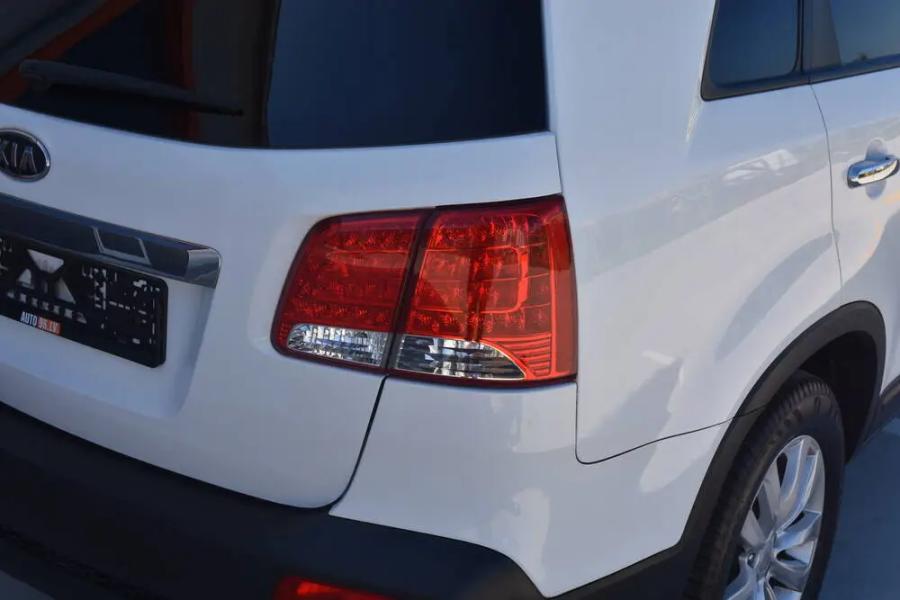 Balts Kia Sorento 2010 Mārupe, ar dzinēja tilpumu 2.20 L un nobraukumu 241 tūkst. km par 7500 €, foto 23 vietnē AUTOMOTO.COM.LV