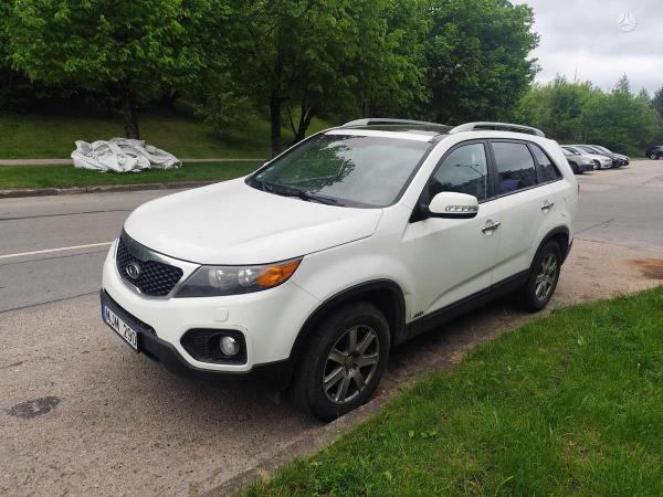 White Kia Sorento 2010 in Vilnius, with an engine capacity of 2.20 L and mileage of 330 thousand km for 2650 €, photo 1 on AUTOMOTO.COM.LV