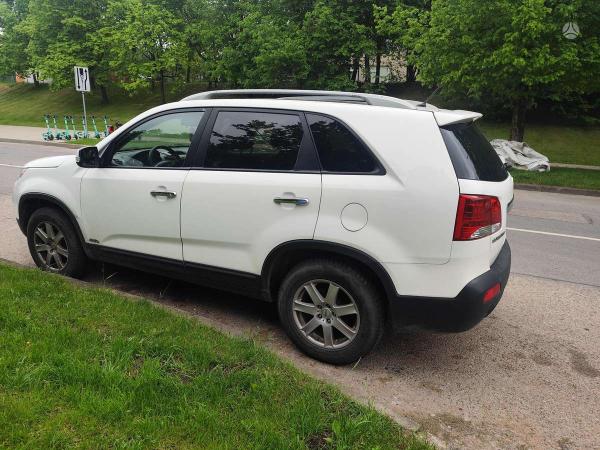 White Kia Sorento 2010 in Vilnius, with an engine capacity of 2.20 L and mileage of 330 thousand km for 2650 €, photo 4 on AUTOMOTO.COM.LV