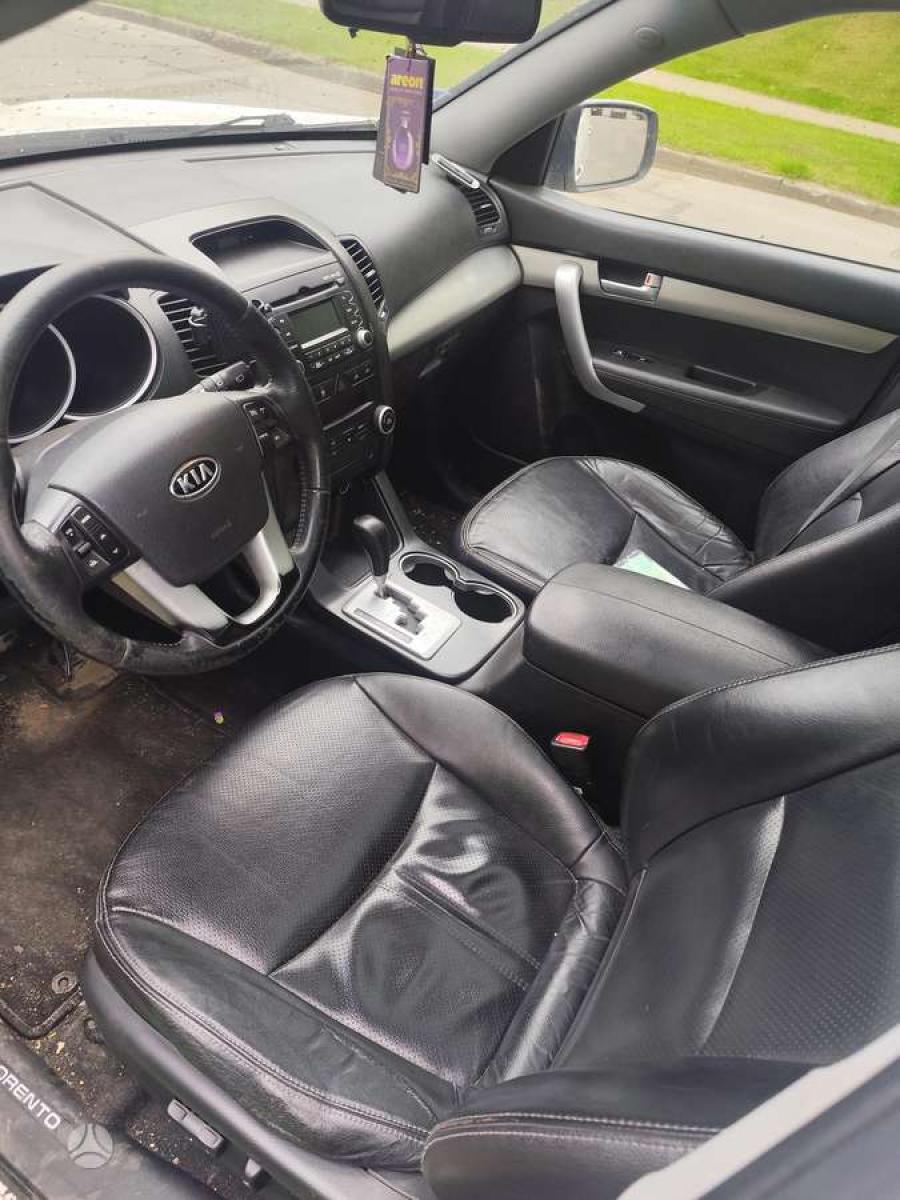 Balts Kia Sorento 2010 Viļņa, ar dzinēja tilpumu 2.20 L un nobraukumu 330 tūkst. km par 2650 €, foto 6 vietnē AUTOMOTO.COM.LV