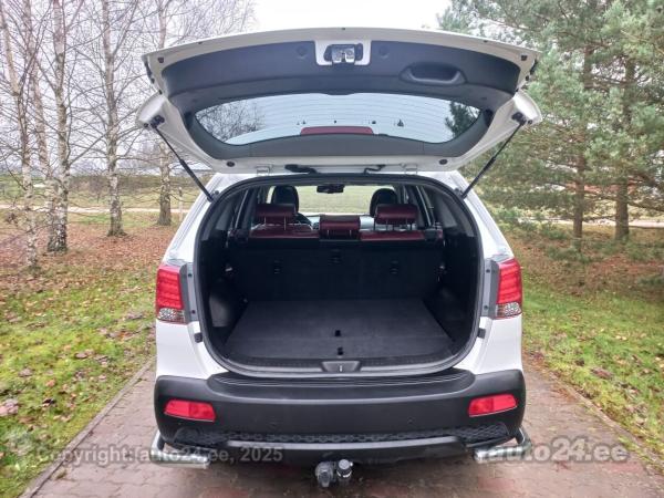 White Kia Sorento 2011 in Tartu, with an engine capacity of 2.20 L and mileage of 203 thousand km for 8499 €, photo 11 on AUTOMOTO.COM.LV