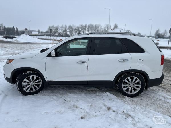 White Kia Sorento 2011 in Marijampole, with an engine capacity of 2.20 L and mileage of 288 thousand km for 4899 €, photo 4 on AUTOMOTO.COM.LV