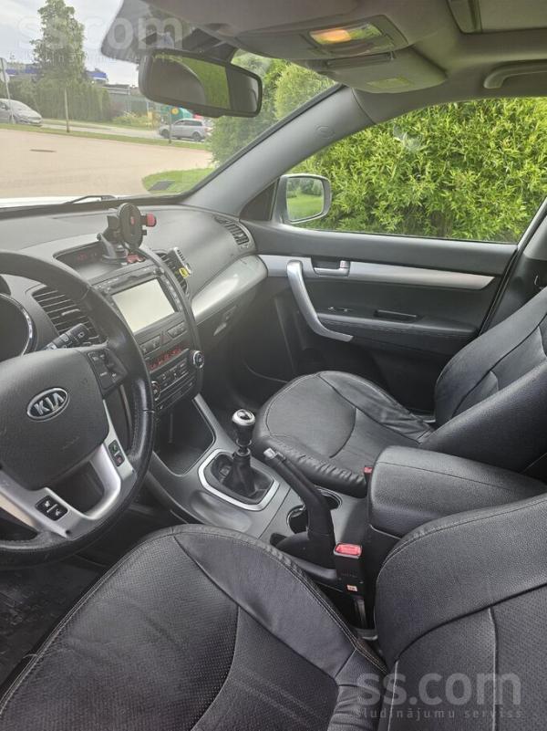 Balts Kia Sorento 2011 Tukums, ar dzinēja tilpumu 2.20 L un nobraukumu 293 tūkst. km par 6900 €, foto 3 vietnē AUTOMOTO.COM.LV