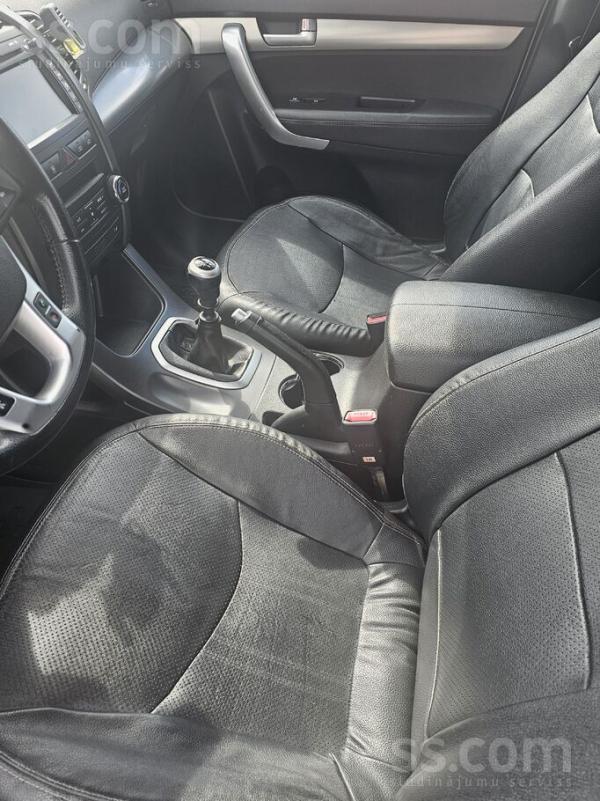 Balts Kia Sorento 2011 Tukums, ar dzinēja tilpumu 2.20 L un nobraukumu 293 tūkst. km par 6900 €, foto 8 vietnē AUTOMOTO.COM.LV
