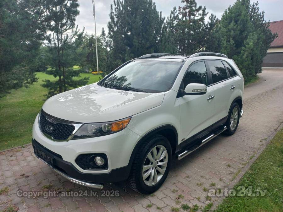 White Kia Sorento 2011 in Tartu, with an engine capacity of 2.20 L and mileage of 203 thousand km for 8399 €, photo 4 on AUTOMOTO.COM.LV