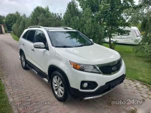 White Kia Sorento 2011 in Tartu, with an engine capacity of 2.20 L and mileage of 203 thousand km for 8399 €, photo 5 on AUTOMOTO.COM.LV
